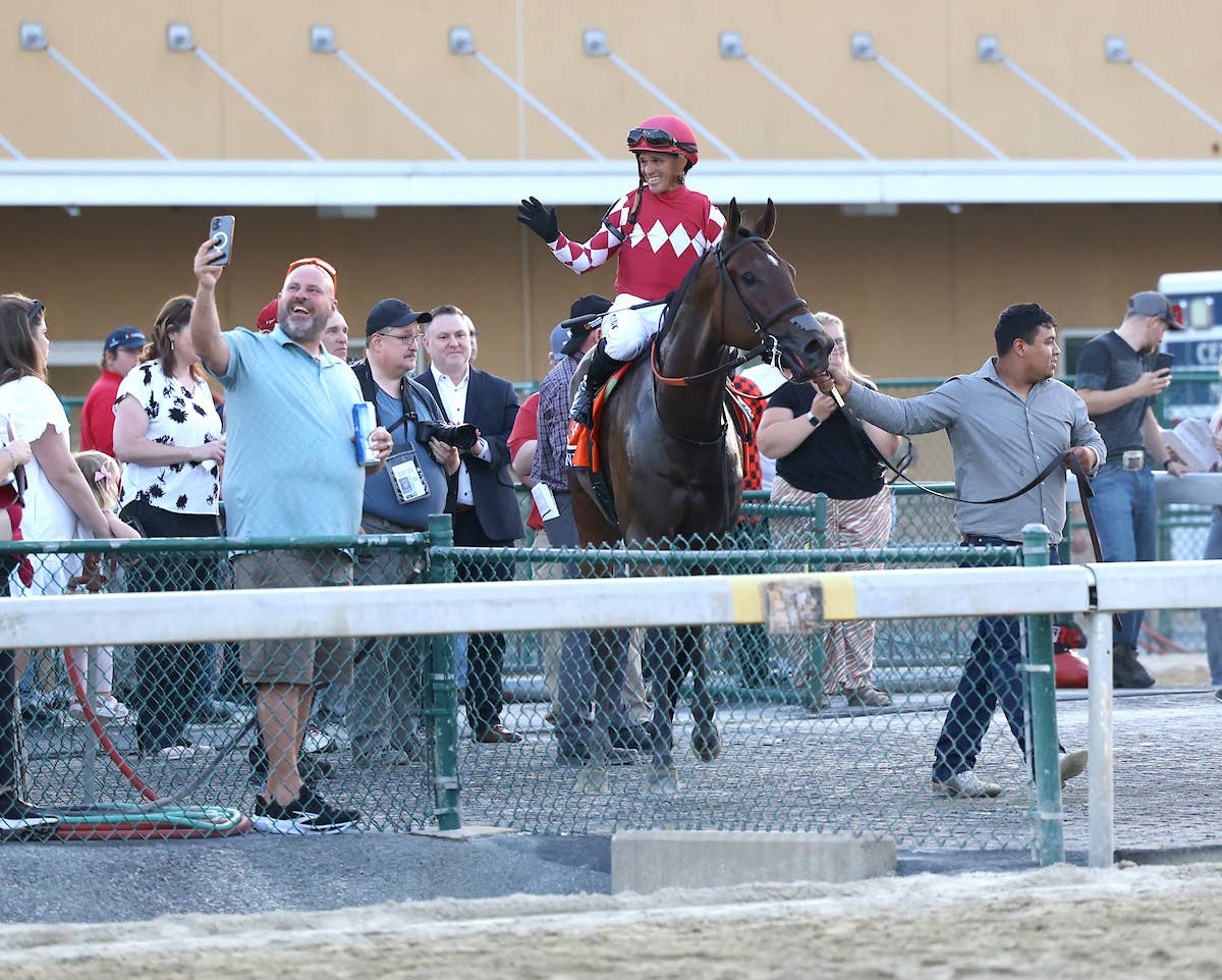 Alpyland Runs Away With Penn Mile - Paulick Report