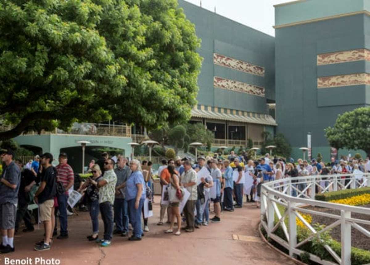 Thousands Line Up For Smith's Justify Poster Signing At Santa Anita ...