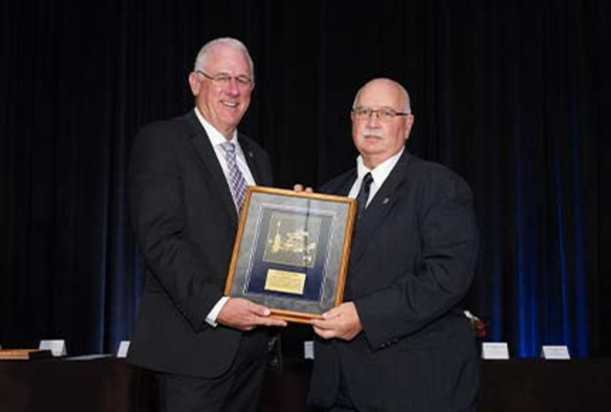 Dr. Larry Bramlage Receives Coveted AAEP Sage Kester Award - Paulick ...