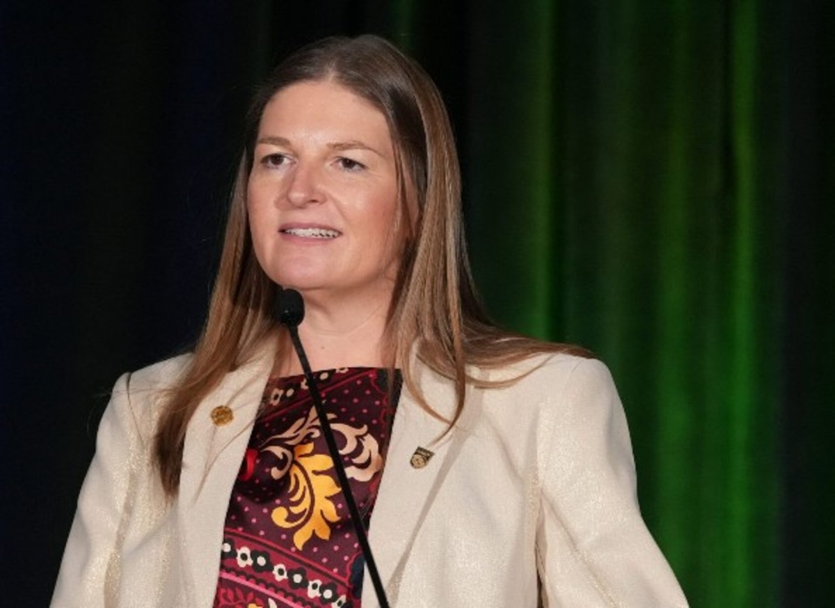 Dr. Sarah Reuss Installed As President Of AAEP - Paulick Report ...