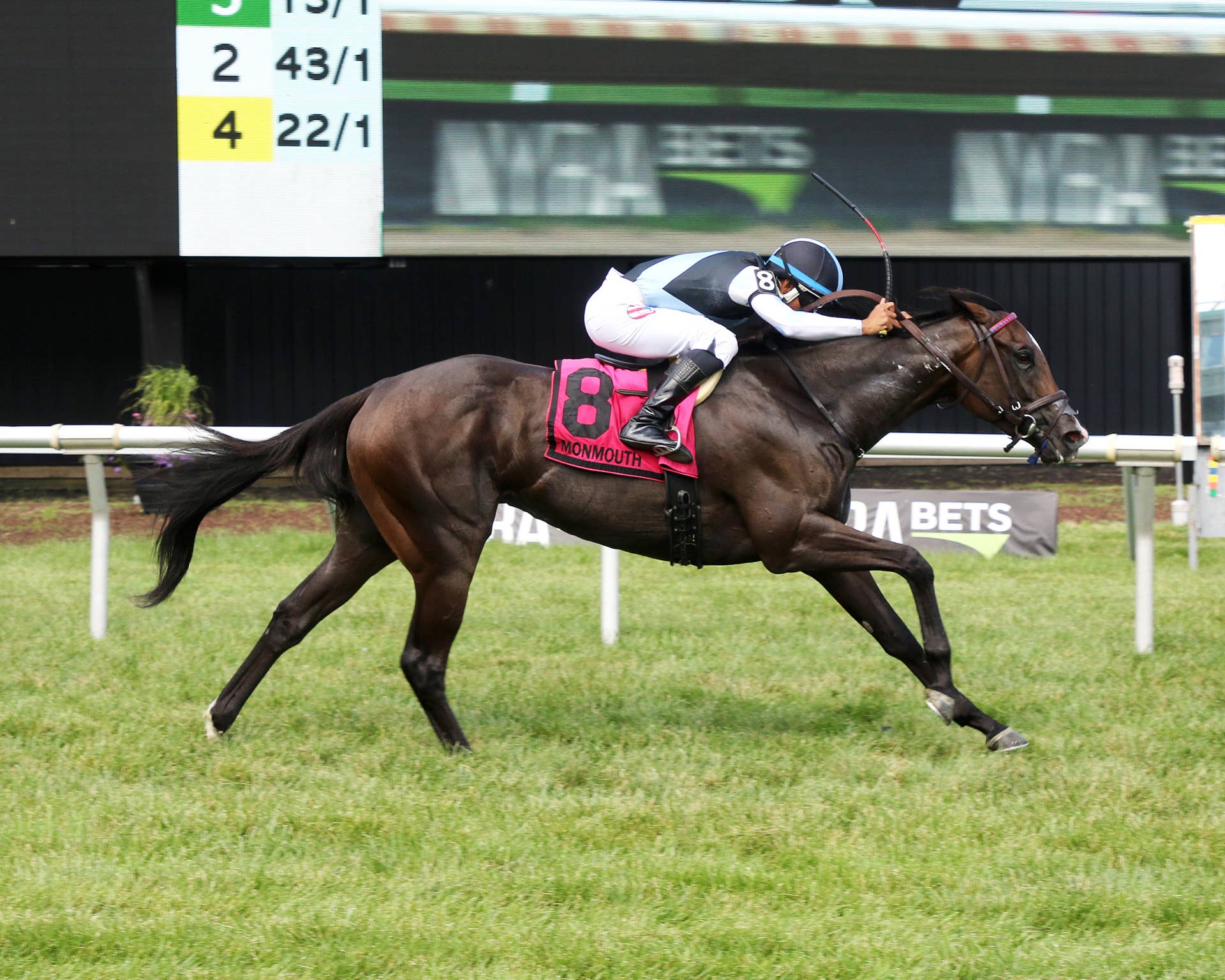 Favorite Roja Kicks Clear In Blue Sparkler For Stakes Breakthrough ...